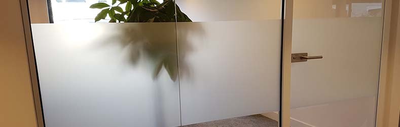Melkglas folie op glazen wanden bij ICTZ